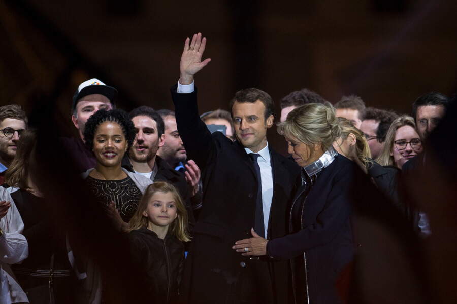 PHOTOS Emmanuel Macron a fêté sa victoire au Louvre en famille ...