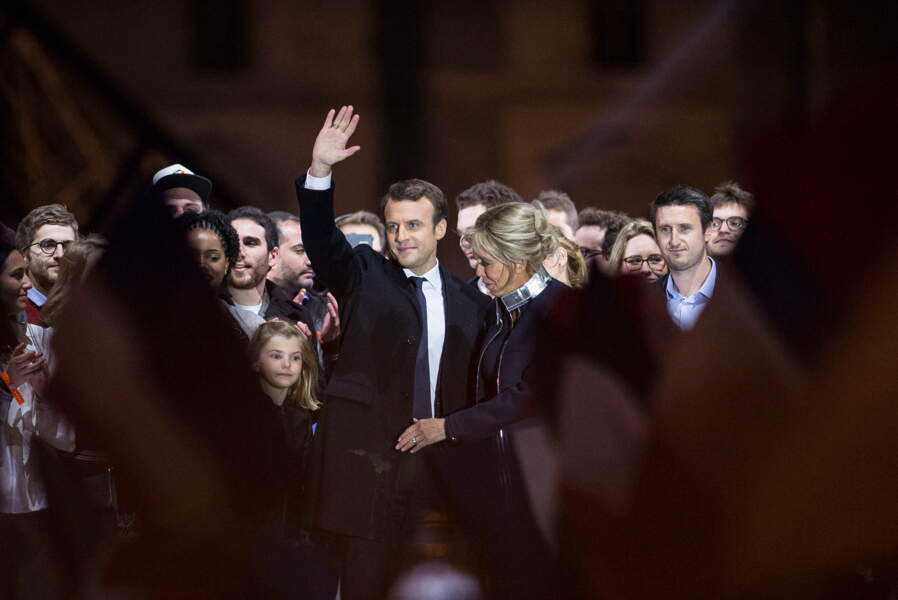 PHOTOS Emmanuel Macron a fêté sa victoire au Louvre en famille ...