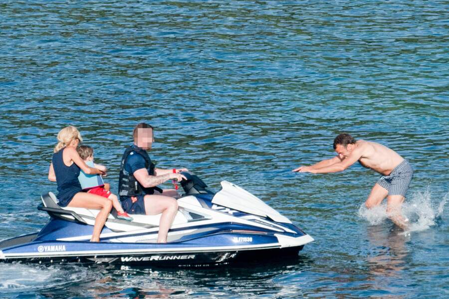 Emmanuel et Brigitte Macron à la plage : leurs vacances canon ! - Voici Emmanuel et Brigitte Macron à la plage : leurs vacances canon ! - Voici