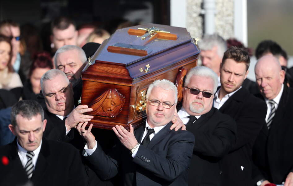 Obsèques de Dolores O’Riordan : son compagnon, sa fille et sa mère en ...