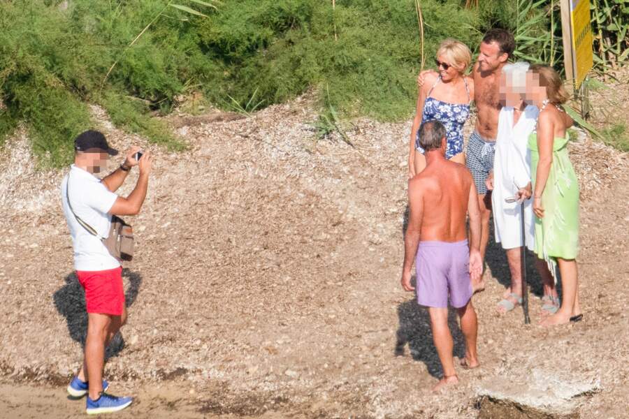 Emmanuel et Brigitte Macron à la plage : leurs vacances canon ! - Voici Emmanuel et Brigitte Macron à la plage : leurs vacances canon ! - Voici
