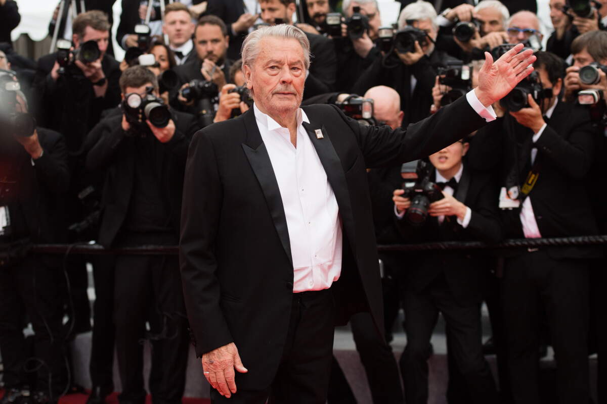 VOICI Alain Delon à Cannes : cet affront qui pourrait dévaster ses fils ...