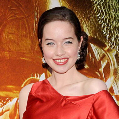 Anna Popplewell - La biographie de Anna Popplewell avec Voici.fr