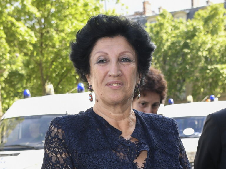 PHOTOS Emmanuel Macron inaugure un nouveau look « barbe de trois jours ...