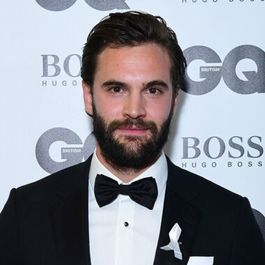 Tom Bateman - La biographie de Tom Bateman avec Voici.fr