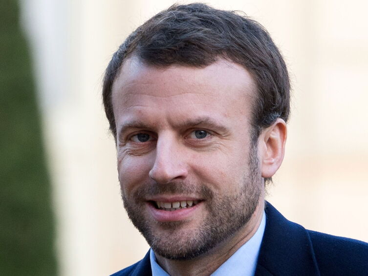 PHOTOS Emmanuel Macron inaugure un nouveau look « barbe de trois jours ...