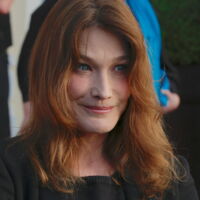 VIDEO Carla Bruni et sa fille Giulia rendent un hommage trop mignon à ...