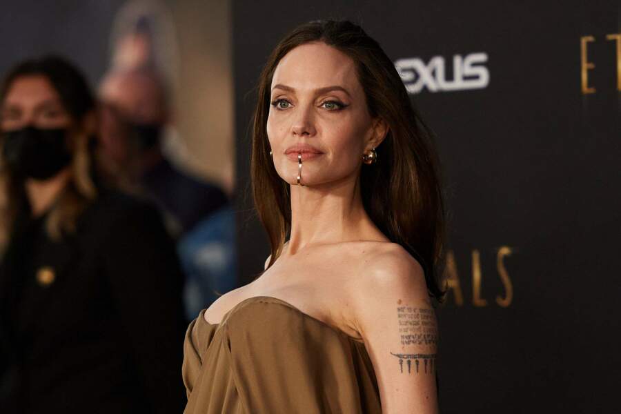 Voici Angelina Jolie Sa Fille Shiloh En Robe Et Talons Se Dévoile