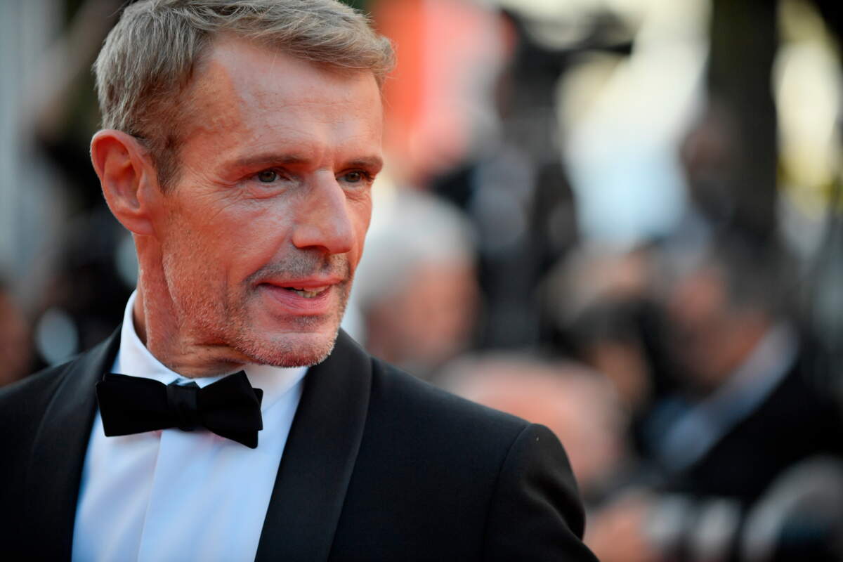 Lambert Wilson a 64 ans : découvrez son évolution physique - Voici