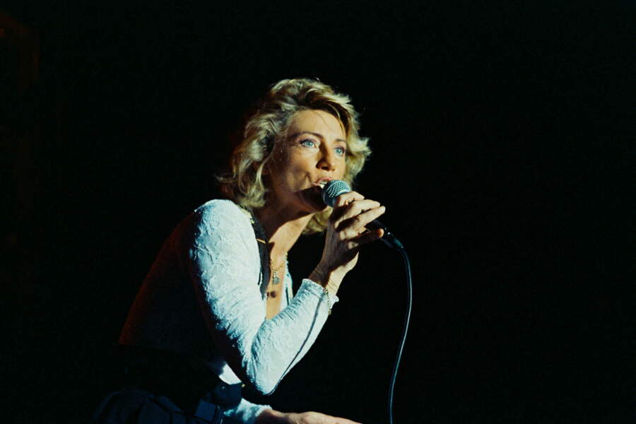 Sheila : découvrez son évolution physique - Voici