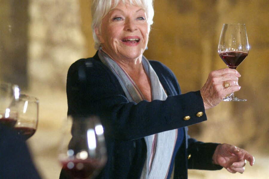 Découvrez l'évolution physique de l'actrice Line Renaud - Voici