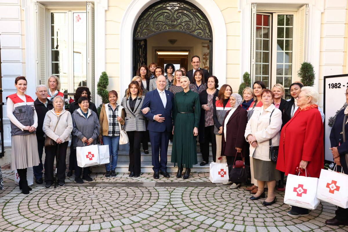 Charlène et Albert de Monaco à la Croix rouge monégasque pour une ...