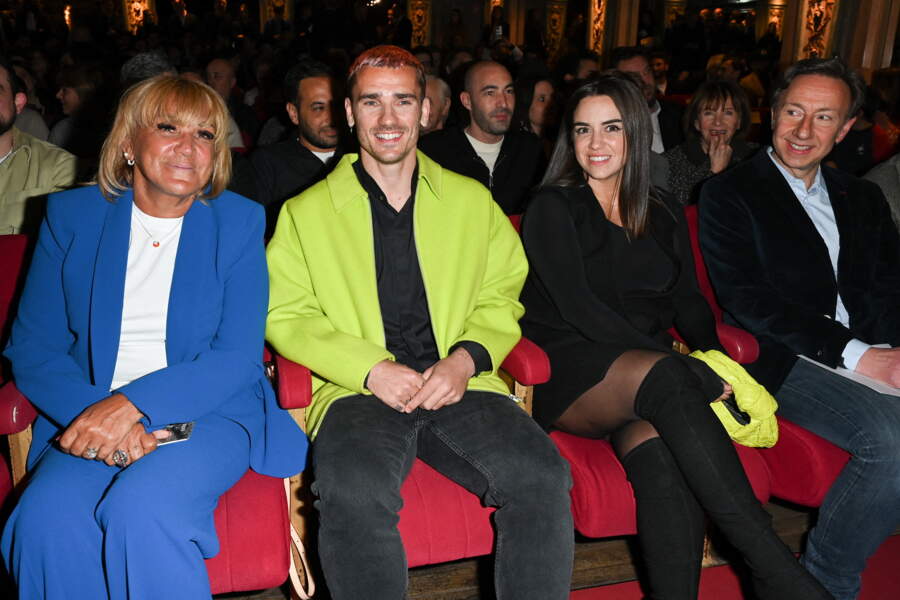 Antoine Griezmann avec sa femme et sa mère pour découvrir sa statue de ...