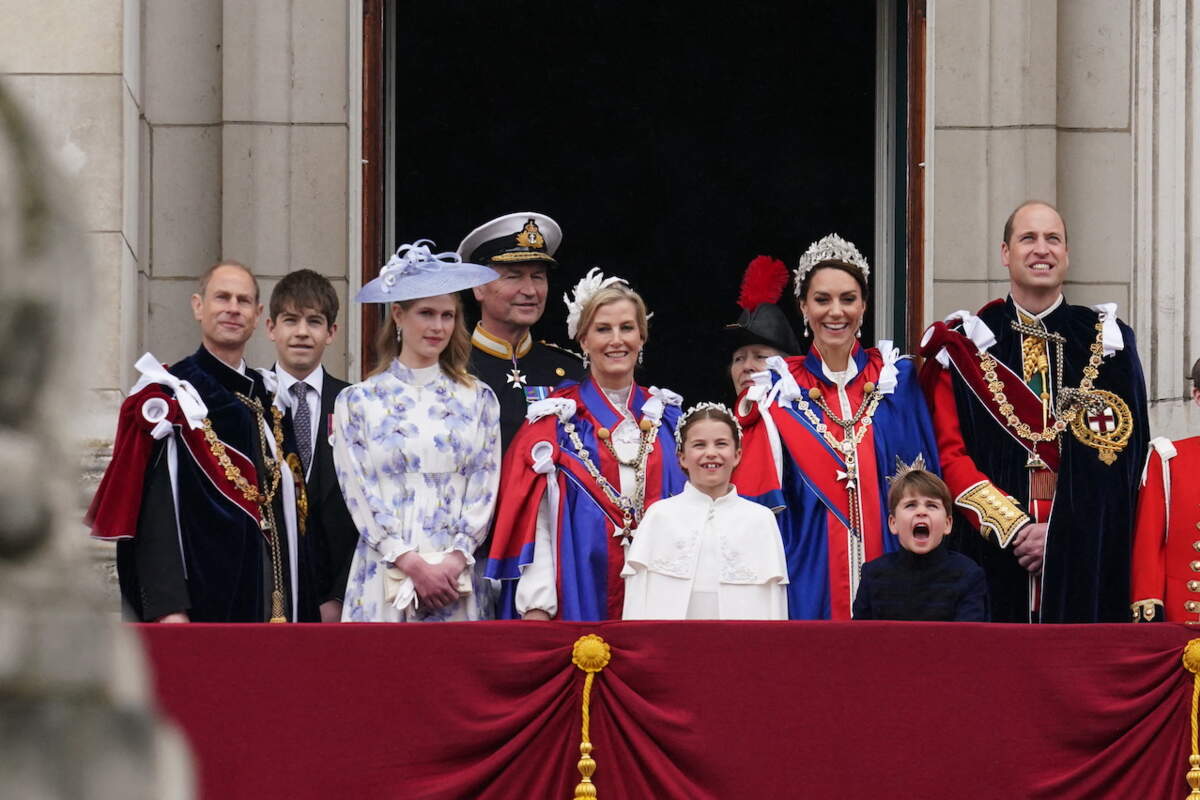 La famille royale au balcon de Buckingham Palace après le couronnement ...