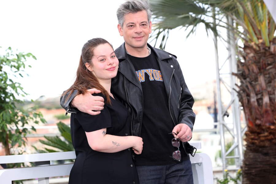 Benjamin Biolay pose avec sa fille Anna à Cannes lors du photocall de Rosalie - Voici