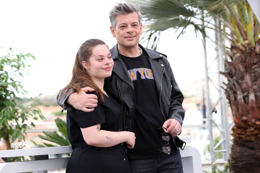 Benjamin Biolay pose avec sa fille Anna à Cannes lors du photocall de ...
