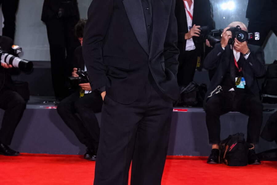 Luc Besson avec sa femme et ses enfants sur le red carpet de la Mostra ...