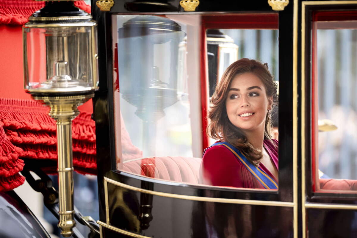 La première de la princesse Alexia des Pays-Bas au Parlement entourée ...