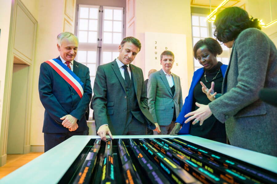 Emmanuel Macron embrasse sa femme Brigitte à l'inauguration la cité ...