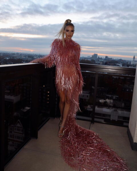 Talons compensés, robes à plumes, collants à strass… Les 8 tendances ...