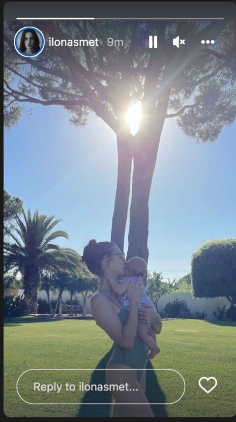 Ilona Smet prend la pose avec son bébé et affiche une silhouette parfaite un mois et demi après ...