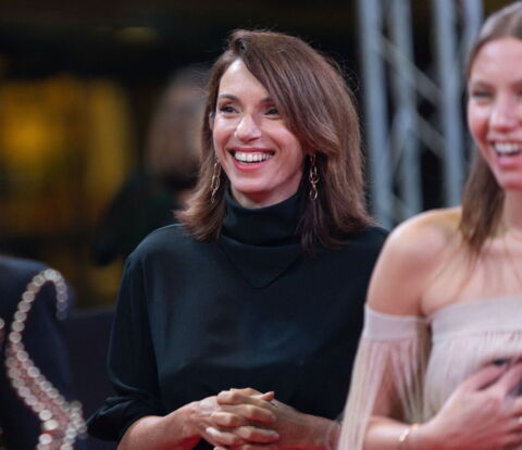 PHOTO Aure Atika : renversante en mini robe, elle affiche ses jambes ...