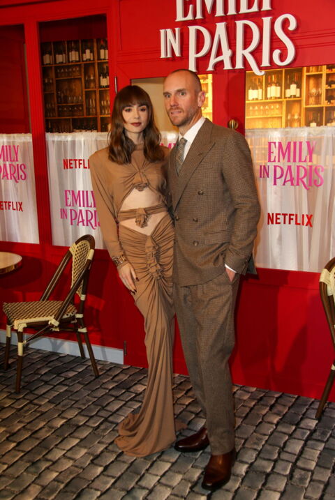 PHOTO Lily Collins : avec sa frange à la Mireille Mathieu, elle en met ...