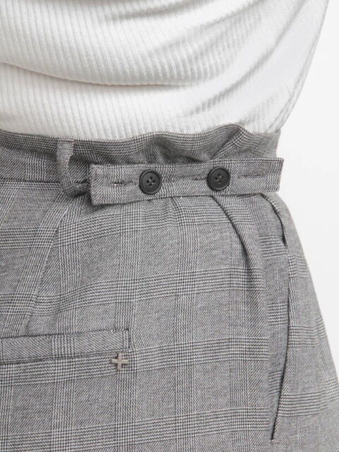 Ce pantalon large modulable peut se porter taille haute ou taille basse ...