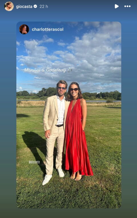 Giovanni Castaldi prend la pose avec sa nouvelle fiancée Charlotte ...