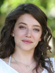 Zoé Adjani-Vallat - La biographie de Zoé Adjani-Vallat avec Voici.fr