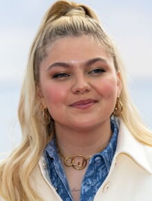 PHOTOS Louane : à la Fashion Week de Paris, sa nouvelle coloration pop ...