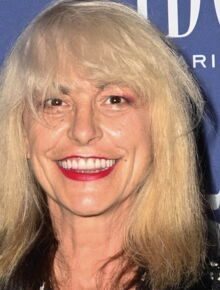 PHOTO Lio métamorphosée : elle assume ses cheveux blancs sur tapis ...