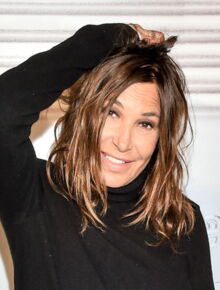 Cheveux gris : nouvelle tendance capillaire, le Grey Blending est ...