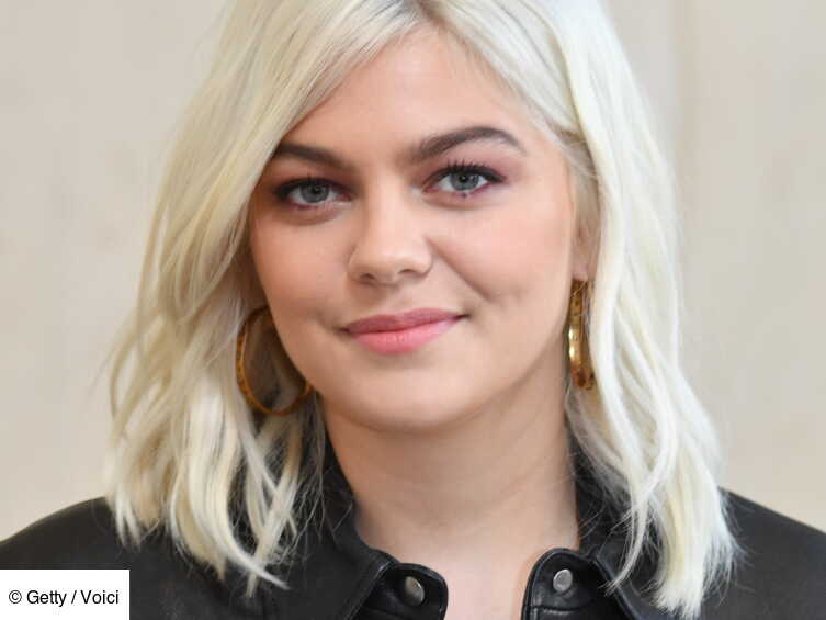 Louane : en mini jupe à lanières de cuir et chemisier transparent, la ...