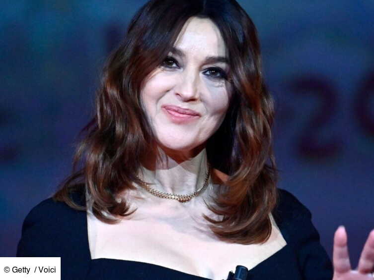 PHOTO Monica Bellucci : à 57 ans, en robe fendue et maxi décolleté ...