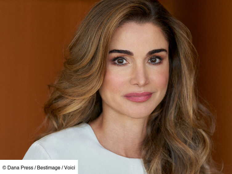 PHOTOS Rania de Jordanie : à 52 ans, en mini veste rock et pantalon cargo slim, elle ose un look ...