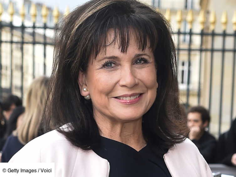 PHOTO Anne Sinclair : à 74 ans, elle craque pour la tendance velours et ...
