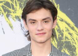 Louis Partridge - La biographie de Louis Partridge avec Voici.fr