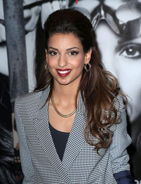 Tal entourée de sa maman et de son fiancé pour la première de son film ...