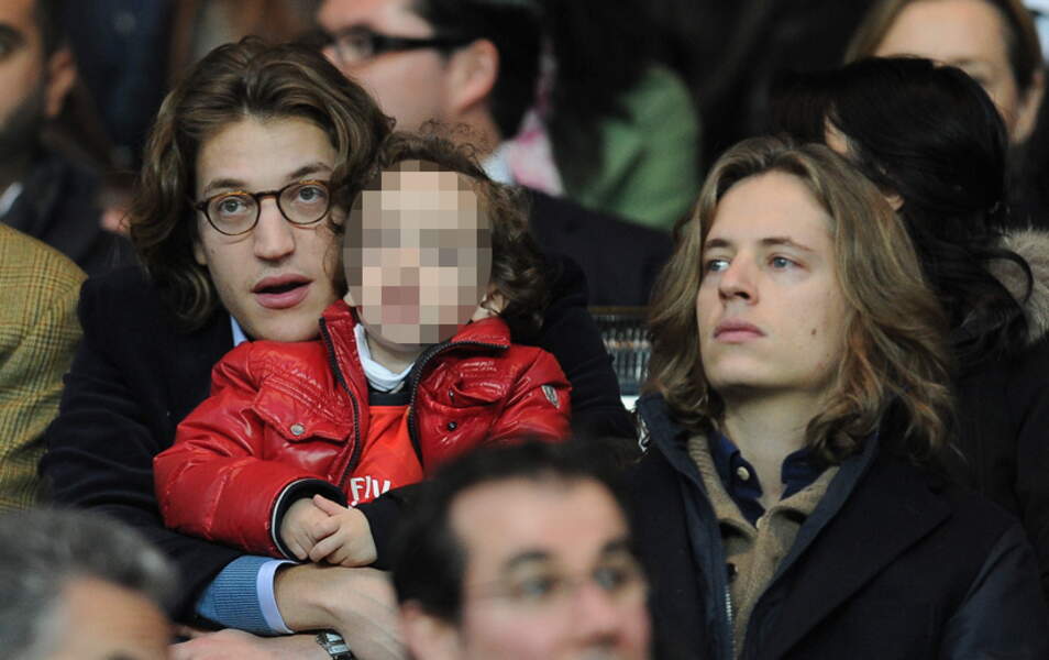 Nicolas Sarkozy en famille et de nombreux people au match PSG Nice - Voici