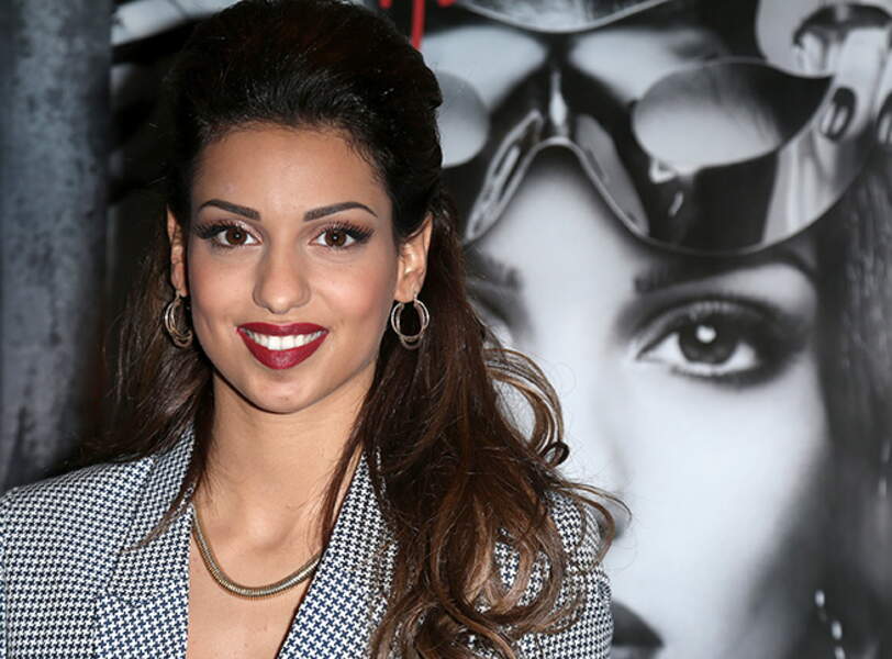 Tal entourée de sa maman et de son fiancé pour la première de son film ...