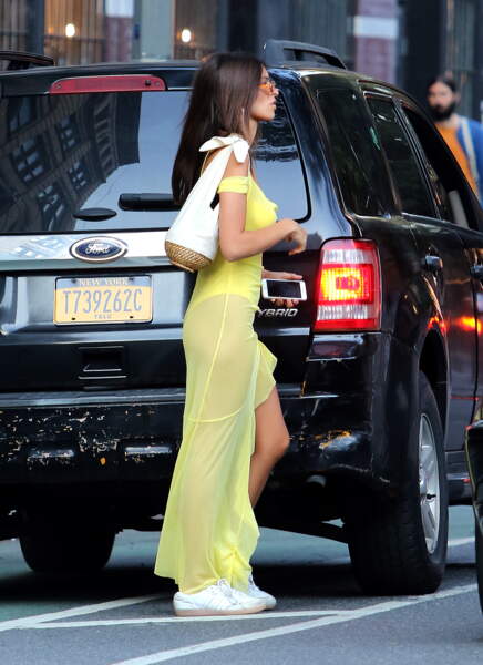 VOICI - Emily Ratajkowski en robe jaune ultra transparente, en pleine ...