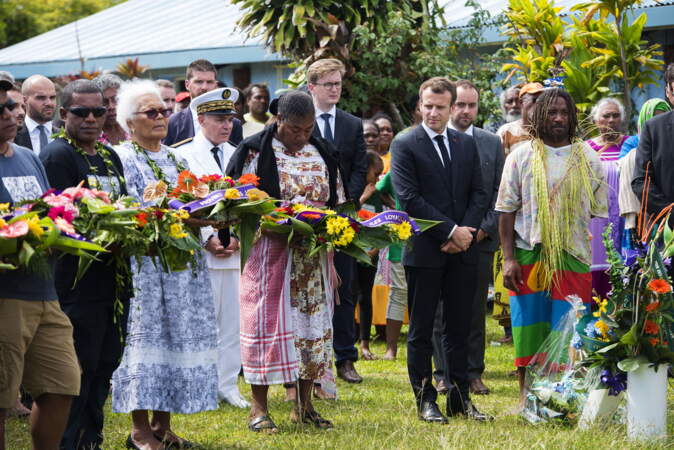 Emmanuel Macron pose avec une couronne de fleurs sur la tête, en visite ...