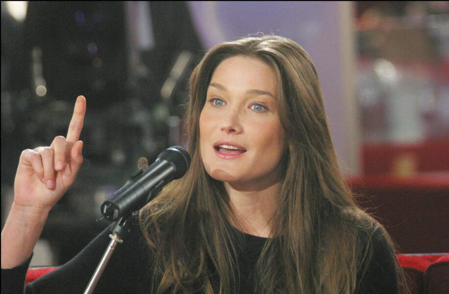Carla Bruni : découvrez son évolution physique de ses 25 ans à aujourd ...