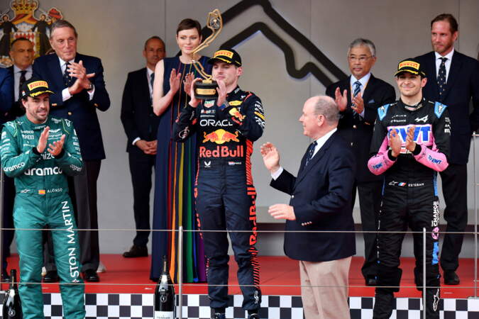 Albert II et Charlène de Monaco remettent le prix au gagnant du Grand Prix de Monaco - Voici