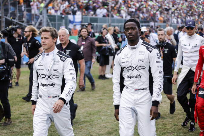 Brad Pitt en tenue de pilote de Formule 1 sur le tournage d'un film - Voici