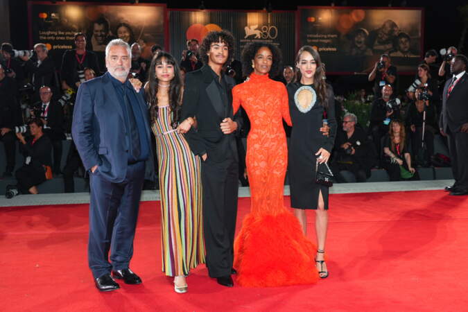 Luc Besson avec sa femme et ses enfants sur le red carpet de la Mostra ...