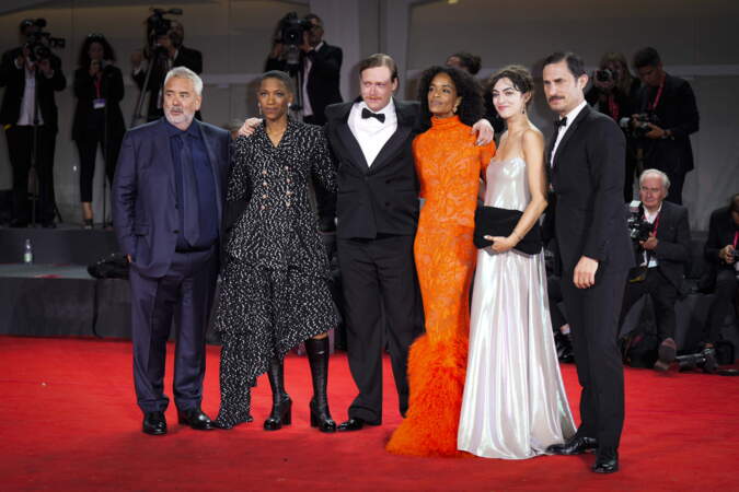 Luc Besson avec sa femme et ses enfants sur le red carpet de la Mostra ...