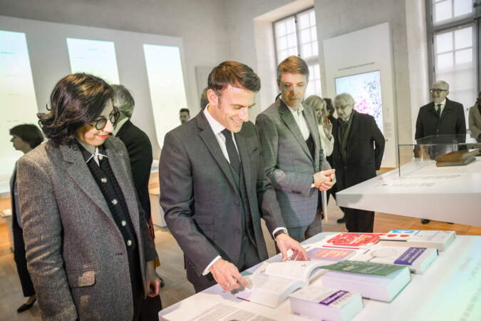 Emmanuel Macron embrasse sa femme Brigitte à l'inauguration la cité ...