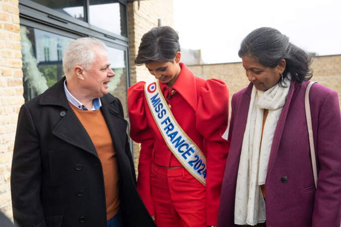 Miss France 2024 : Eve Gilles de retour dans sa ville natale, elle pose ...